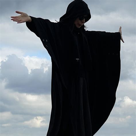 Mi Ran 이따금 해녀가 물위로 떠올라 노란 부표에 매달린 그물망에 물속에서 잡은 소라를 넣는 모습이 보이는 용담 해변에서는 굉음을 내며 이륙을 준비하는 여객기가 아슬