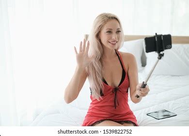 732 Imágenes De Sexy Girl Selfie Stick Imágenes Fotos Y Vectores De