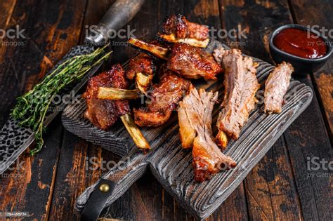 바비큐 그릴에 구운 송아지 짧은 여분의 허리 갈비도 도마에 구워 어두운 나무 배경 위쪽 보기 0명에 대한 스톡 사진 및 기타 이미지 Istock