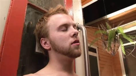 Молодой симпатичный мужчина получает энергичный оральный секс от его сексуального друга гея и