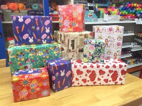 🎉🎉🎉มาแล้วจ้า ต้อนรับเทศกาลปีใหม่ ด้วย ”กระดาษห่อของขวัญ” 🎁🎁🎁🎁 📌📌📌ราคาเริ่มต้น 5 บาท มีหลายลาย