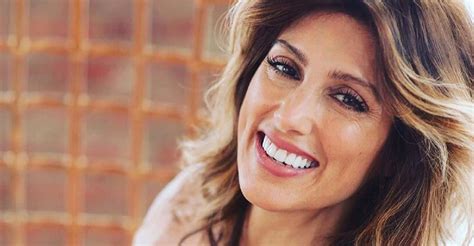 Download Jennifer Esposito Stunning Pose At A Photoshoot Wallpaper