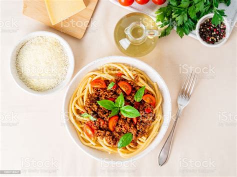 토마토 소스 다진 쇠고기 바 질 파스타 볼로냐 화이트 테이블 리넨 냅킨 평면도에 나뭇잎 0명에 대한 스톡 사진 및 기타 이미지 Istock