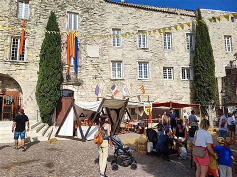 Le Castellet Un Village Médiéval Provençal Perché Entre Vignes Et