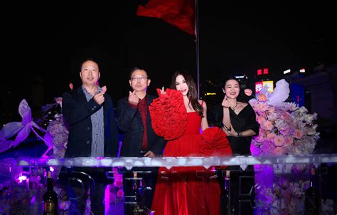 温碧霞穿红裙成熟又妩媚 头肩比优越端庄大气 搜狐大视野 搜狐新闻