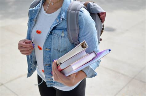 An Introvert S Guide To College Life Ways Wallflowers Can Thrive On Campus Introvert Spring