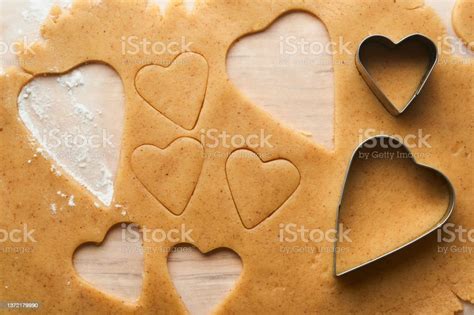 흰색 배경 상단보기에 베이킹 재료와 주방 용품 심장 설탕 쿠키를 준비합니다 베이킹 배경 밀가루 계란 설탕 향신료 그리고 부엌 테이블에 거품기 플랫 레이 Accessories