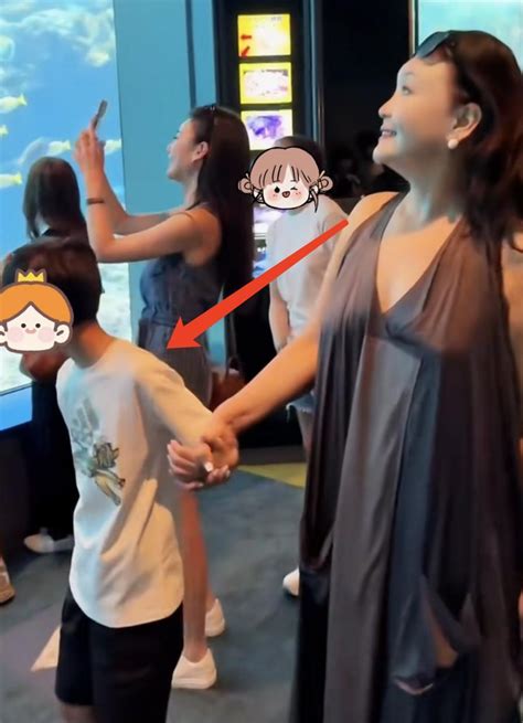 马筱梅牵继女出游，小玥儿和小箖儿含胸驼背气质差，大s再遭批评 360娱乐，你开心就好