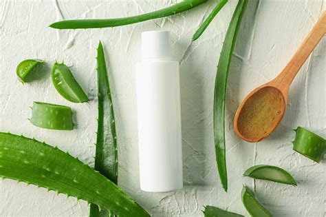 텍스트 나무 숟가락 알로에 베라 조각과 흰색 테이블 평면도에 나뭇잎에 대 한 공간을 가진 크림 병 자연 치료 건강관리와 의술에 대한 스톡 사진 및 기타 이미지 Istock