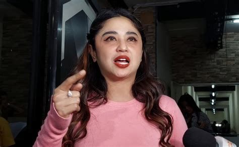 Dewi Perssik Menangis Dipertemukan Dengan Fans Leslar Yang Menghinanya Tabloidbintang Com