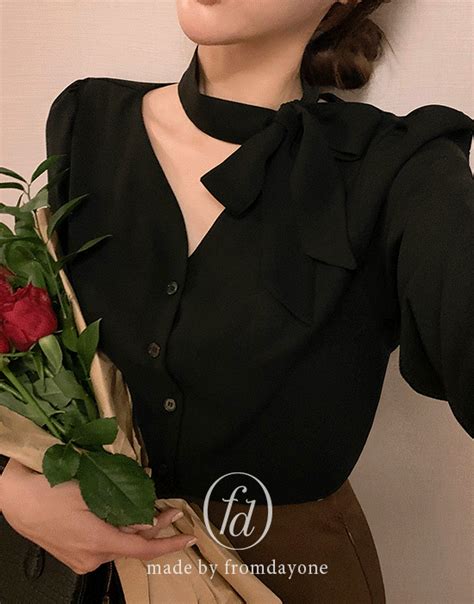 프롬데이원 Made 로망스 하트넥 타이 블라우스 스카프 브이넥 하객룩