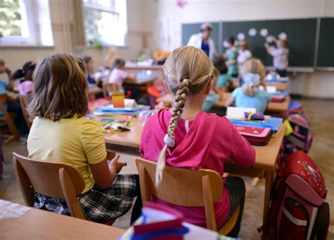 Eine Groteske Sex Puppe Die Auf Kinder Losgelassen Wird