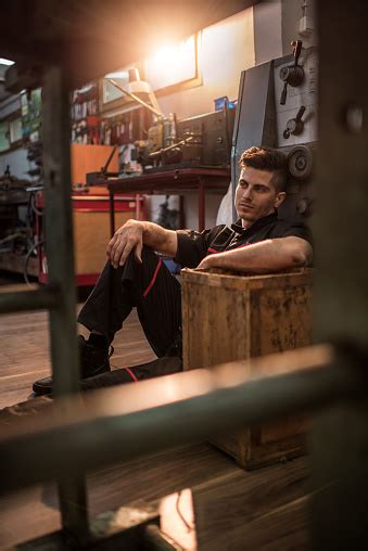 카메라를 향해 미소 짓는 생각에 잠긴 정비공 복용하고 사이클간 것입니다 2015년에 대한 스톡 사진 및 기타 이미지 2015년 건설 산업 기계공 Istock