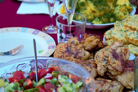 신선한 공기에 축제 테이블입니다 테이블 케밥 야채 샐러드 삶은 감자와 녹색 딜 올리브 국가 스타일 나머지의 하루입니다 축제 배경입니다 맛 있는 음식 0명에 대한 스톡 사진