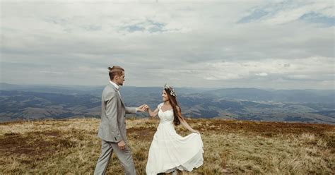 태양 빛 보호 결혼식 커플 놀라운 전망을 가진 산에서 럭셔리 의식 속에서 산책하는 행복한 화려한 신부와 신랑 사진 Unsplash의 남편과 아내 이미지