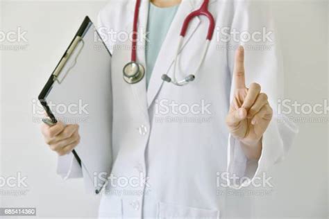 여성 의사 손 집게 손가락에 빈 공간 가상 화면을만 지는 의사 손 가리키는 가리키기에 대한 스톡 사진 및 기타 이미지