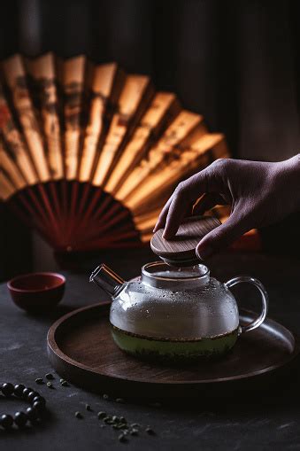 일본식의 정물 볶음밥과 함께 일본 녹차를 양조합니다 끓는 물이있는 주전자 투명한 주전자에서 겐마이차 양조 Genmaicha에 대한 스톡 사진 및 기타 이미지 Istock