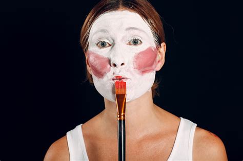 메이크업을 적용하는 젊은 여성 페인트 브러시와 메이크업얼굴을 그립니다 개념을 구성하지 않는 방법 마스카라에 대한 스톡 사진 및 기타 이미지 Istock