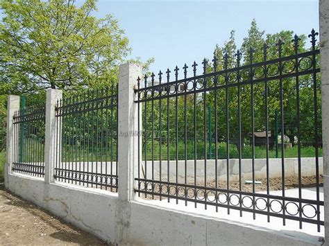 Метални огради Полагане на Бетон шлайфан ресан гради Бетонни площадки и пътеки Метални