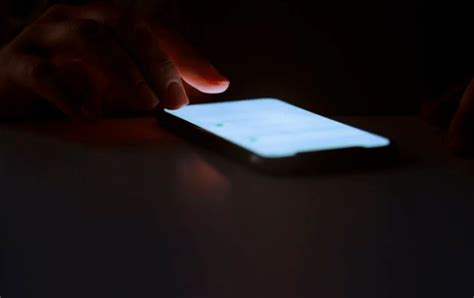 再次警告千万不要关灯玩手机 iPhone