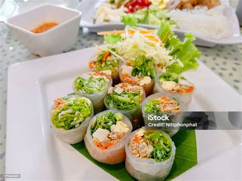 돼지고기와 새우를 곁들인 태국산 신선한 스프링 롤 태국에서 추천 하는 음식 요리 0명에 대한 스톡 사진 및 기타 이미지 0명