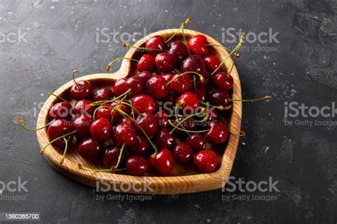 심장과 짙은 회색 배경의 나무 접시에 잘 익은 체리와 딸기 과일 발렌타인 카드 가득 찬에 대한 스톡 사진 및 기타 이미지 가득 찬 개념 건강한 생활방식 Istock