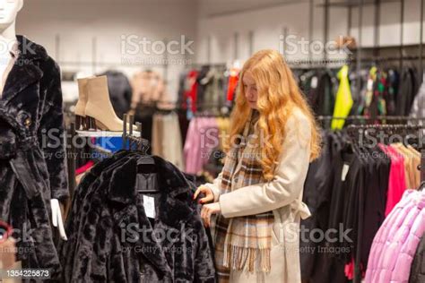 최고의 모피 코트를 검사 하는 황금 머리와 젊은 여성 고객 14 15 살에 대한 스톡 사진 및 기타 이미지 14 15 살 검색 결정 Istock