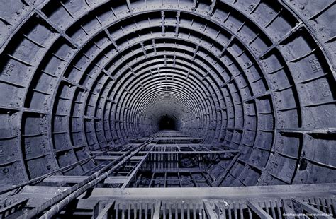 Тюбинги в метро - 82 фото