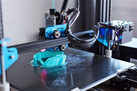 제조 생산 및 디자인 산업의 3d 프린터 기계 및 플라스틱 미래 기술 및 폴리머 모델 및 창의적 혁신 과학 및 전기 자동화