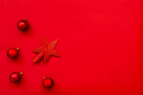 크리스마스 배경 빨간색 배경 위에 원형 프레임에 배치 빨간 크리스마스 공 소나무 콘과 전나무 가지의 평면 누워 공간을 복사합니다 12월에 대한 스톡 사진 및 기타 이미지