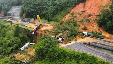 Inundaciones Y Deslizamientos Al Menos Siete Muertos Y Miles De
