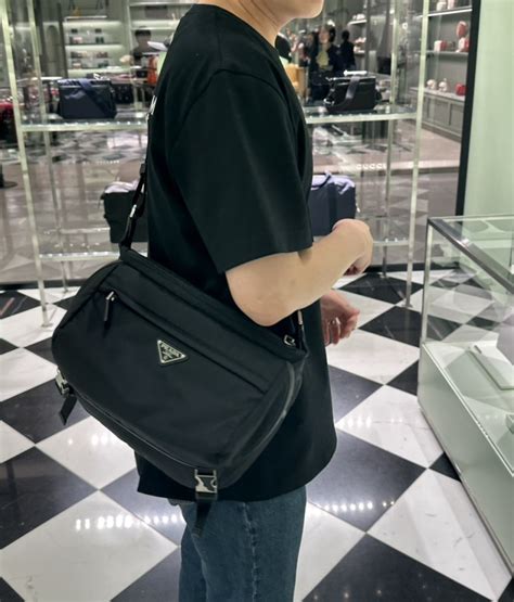 현대면세점 프라다 바이커백 M사이즈 이서진가방 인상 후 구매후기 프라다면세점페이백이벤트 바이커백착용샷 프라다 면세구매 네이버 블로그