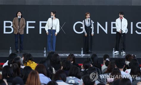 관객들과 인사하는 영화 드림팰리스팀 연합뉴스