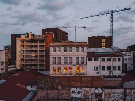 미니멀리즘 아트 갤러리 앤 홈 Mesura Turns An Industrial Space In Barcelona Into A Minimalis
