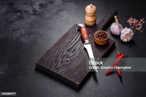 나무 커팅 보드가있는 나이프 포크 또는 숟가락이있는 빈 접시 갈색에 대한 스톡 사진 및 기타 이미지 갈색 검은색 고풍스런 Istock