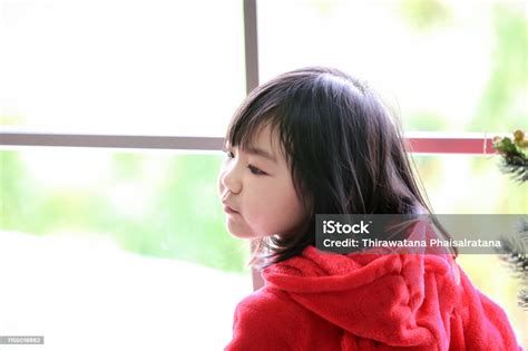 창가에 서 있는 빨간 양복의 소녀 여자 옆에 보이는 창 근처 스탠드 가정에서 혼자 아이 가까운에 대한 스톡 사진 및 기타 이미지 Istock