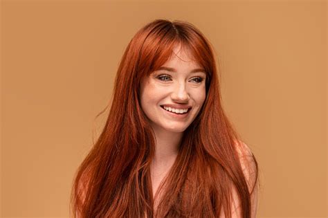 아름다운 미소 자연 주근깨 긴 머리카락과 프린지를 가진 정통 쾌활한 생강 소녀 스튜디오에서 포즈를 취하는 매력적인 빨간 머리 여자 20 29세에 대한 스톡 사진 및 기타