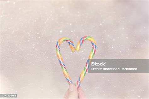 크리스마스 장식입니다 크리스마스 사탕 반짝 빛나는 배경 텍스트 위한 공간을 가진 지팡이 달콤한 음식 심장 기호 Fror 겨울 방학으로 마음으로 사탕 지팡이입니다 12월에