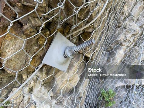 절벽의 강철 앵커 볼트로 고정된 낙석 보호 메쉬를 닫습니다 산지형 산사태 방지 및 사면보강을 위한 산업안전망 시스템 가파른에 대한 스톡 사진 및 기타 이미지 Istock