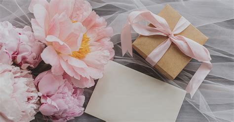 아름 다운 모란 꽃다발 선물 상자 및 어두운 나무 배경에 부드러운 얇은 명주 그물 직물에 카드 상위 뷰 행복한 어머니의 날 인사말 카드 서식 파일입니다 핑크와