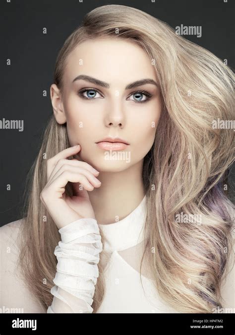 Portrait Rotique De Jeune Belle Femme Sexy Blonde Photo Stock Alamy