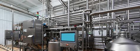 현대 양조장 공장 인테리어입니다 식물 작업장의 파이프 라인 및 기타 장비 도구 산업 배경입니다 산업 공장 내부 전망 글쓰기를위한 장소 빈 디지털 화면 사진