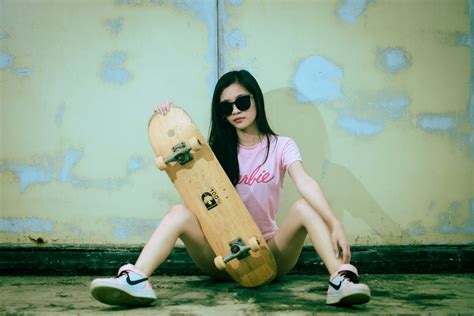 검은 머리 그래픽 티 낮 니콘 D7200 도시의 라이프스타일 레저 레크리에이션의 벽 분홍색 셔츠 선글라스 스케이터 스타일 스케이트보드 스케이트보딩