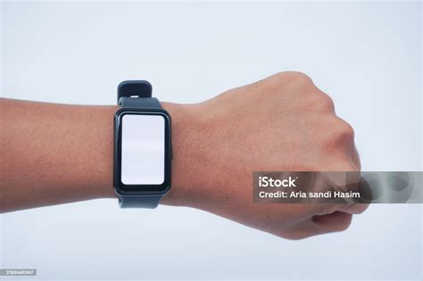 흑인 남성 팔 착용 및 빈 화면 격리 된 검은 스마트 워치 표시 Brand Name Smart Phone에 대한 스톡 사진 및 기타 이미지 Brand Name Smart