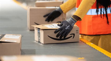 Just Dont Look Amazon Warehouse Worker Dies On The Job In Oregon