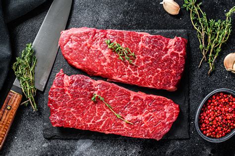허브와 대리석 쇠고기 덴버 스테이크 유기농 육류 검은 색 배경 맨 위 보기입니다 검은색에 대한 스톡 사진 및 기타 이미지 검은색 고기 날것 Istock