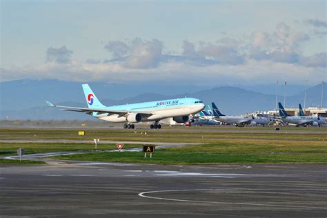 낮 동안 공항에 흰색과 파란색 여객기 사진 Unsplash의 무료 밴쿠버 국제공항 Yvr 이미지