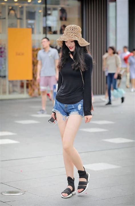 街头的性感热裤美女，美丽又撩人。