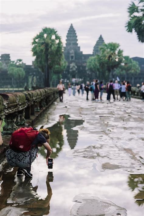 경치 고대 건축 관광 관광객 구름 낀 하늘 돌의 길 동남아시아 랜드마크 명소 모험 문화 관광 문화 유산 물웅덩이 반사 방문자 불교 비 사당