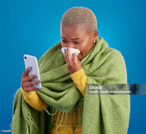 아픈 흑인 여성 전화와 코를 푸는 배경 스튜디오 및 겨울 바이러스로 인한 알레르기 여성 모델 인플루엔자 및 스마트폰 원격 의료